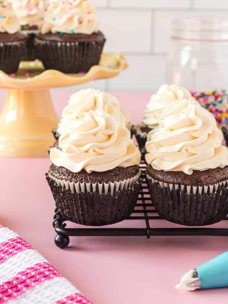 Stabilized Whipped Cream Frosting (Made with Pudding) - Easy Dessert ...